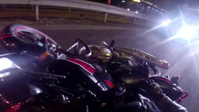 Motosiklet, emniyet şeridinde duran araca böyle çarptı - Türkiye (Son ...