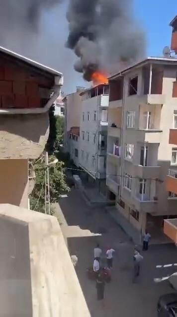 Pendik’te 5 katlı binada çatı izolasyonu sırasında yangın - İstanbul ...