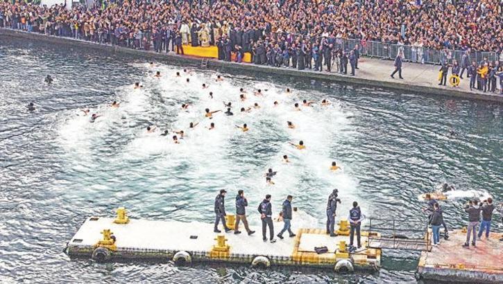 Haliç'te denizden haç çıkarma töreni - Gündem Haberleri