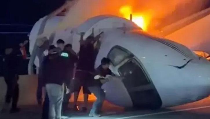 ABD kabus gecesi! Uçak, otoyola düştü - Dünya Haberleri