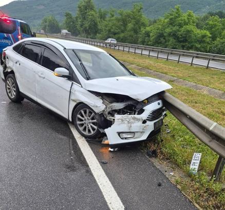 Bariyere çarpan otomobildeki 4 kişi yaralandı - Bursa İnegöl Haberleri