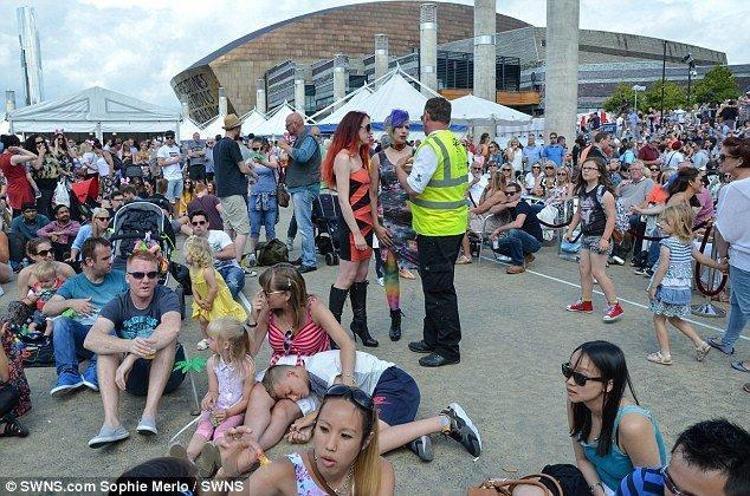 Festivalde öpüşen lezbiyen çift engellendi - Dünya'dan Gelişmeler