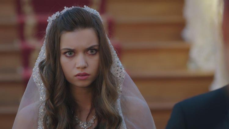 Yönetmen yardımcısı Eray Altay sevgilisi Afra Saraçoğlu yüzünden ...