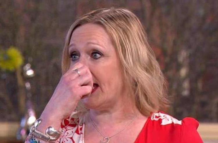 Canlı yayında burnunu çıkardı - Son Dakika Dünya Haberleri