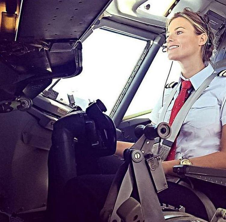 Kuaförlüğü bıraktı, pilot oldu! İşte sosyal medyayı sallayan pilot Sara ...