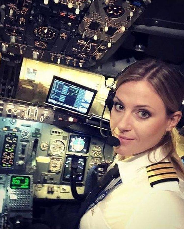 Kuaförlüğü bıraktı, pilot oldu! İşte sosyal medyayı sallayan pilot Sara ...