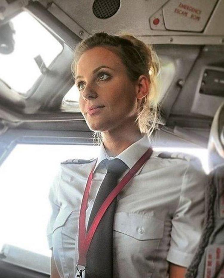 Kuaförlüğü bıraktı, pilot oldu! İşte sosyal medyayı sallayan pilot Sara ...