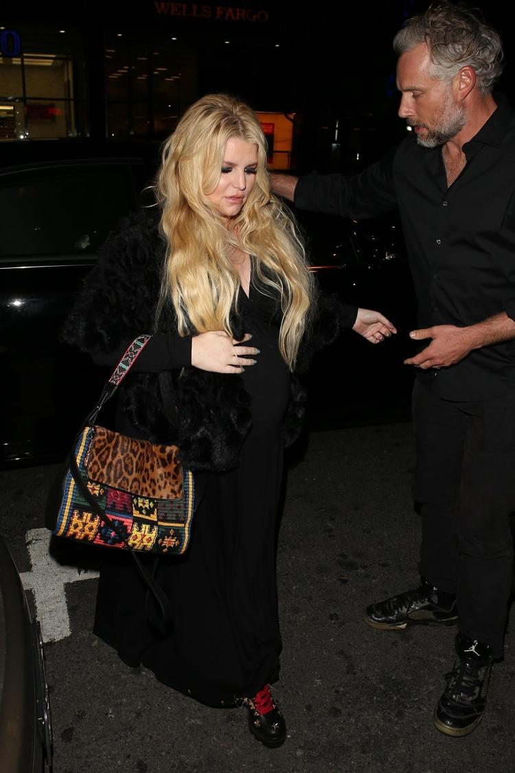 Hamile Jessica Simpson ayakta zor durdu - Dünya'dan Gelişmeler