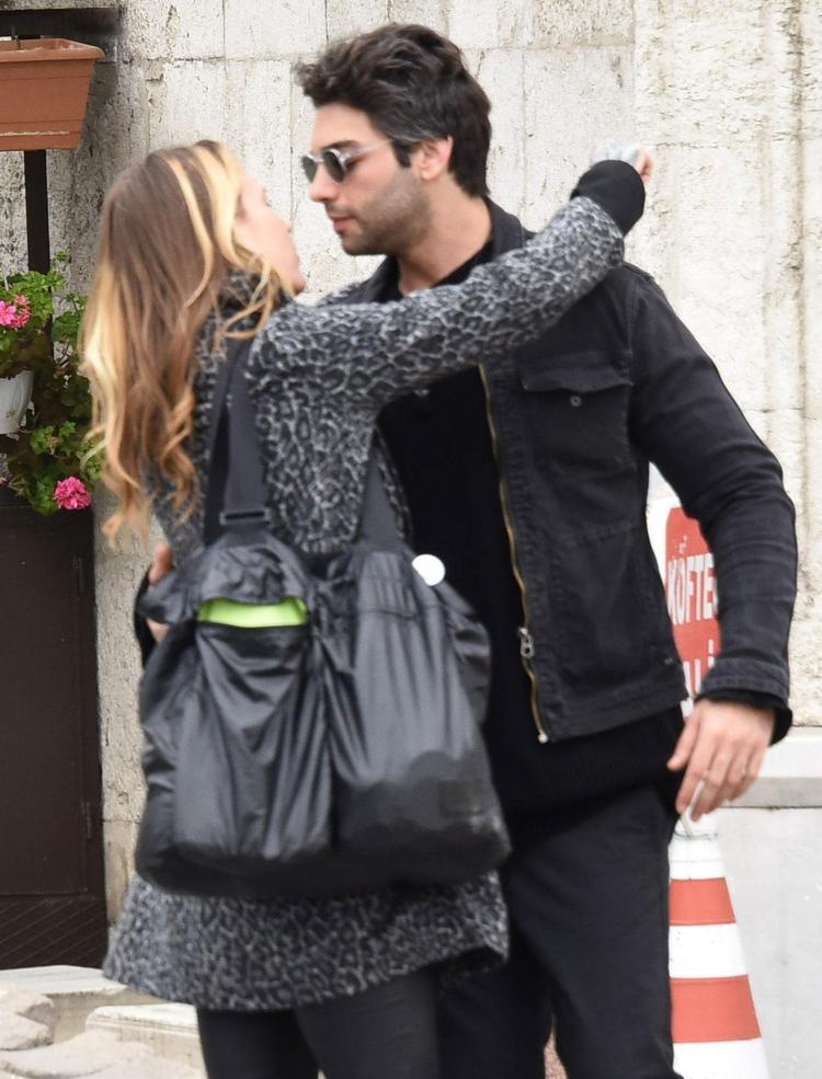 Şükrü Özyıldız sevgilisi Huri Murphy'yi öpmeye doyamadı - Son Dakika ...