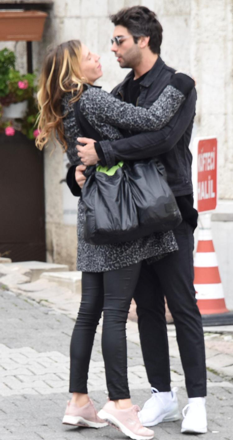 Şükrü Özyıldız sevgilisi Huri Murphy'yi öpmeye doyamadı - Son Dakika ...