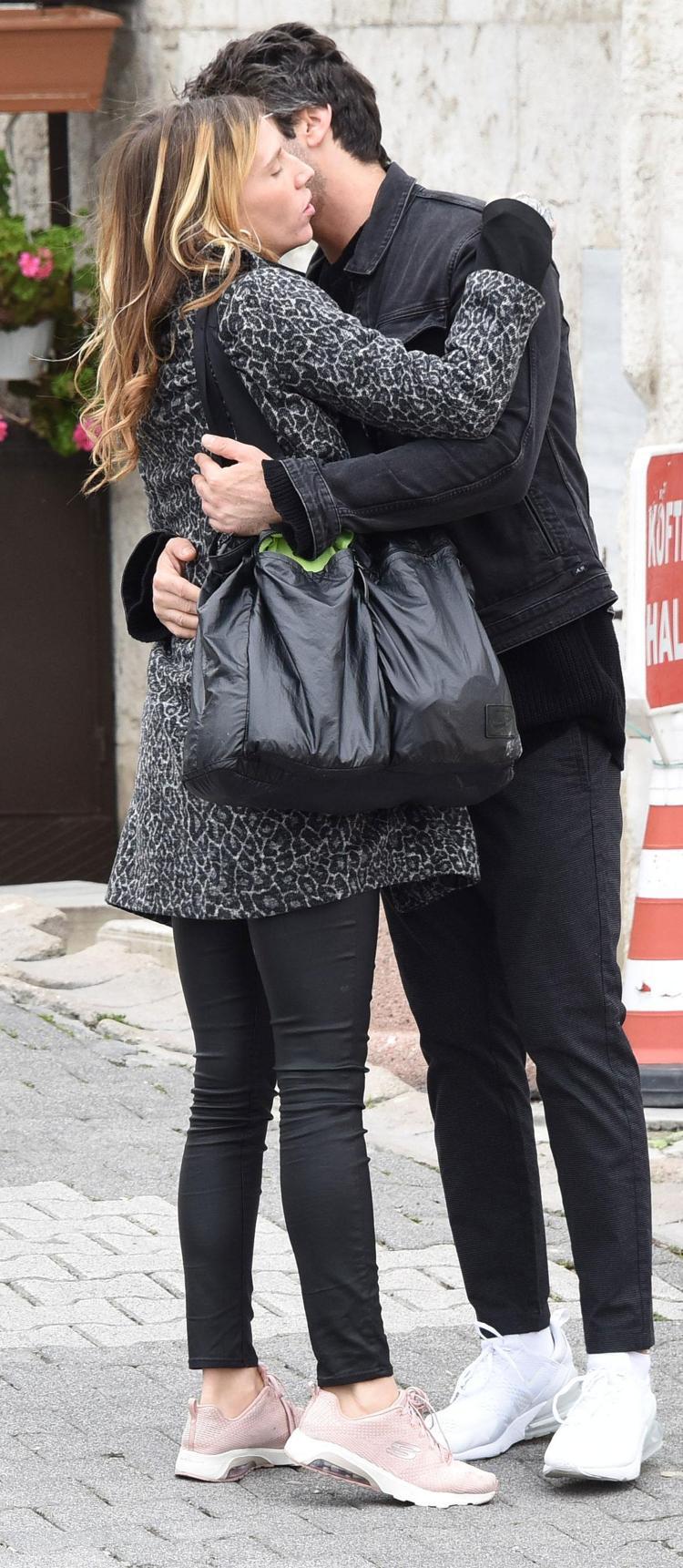 Şükrü Özyıldız sevgilisi Huri Murphy'yi öpmeye doyamadı - Son Dakika ...