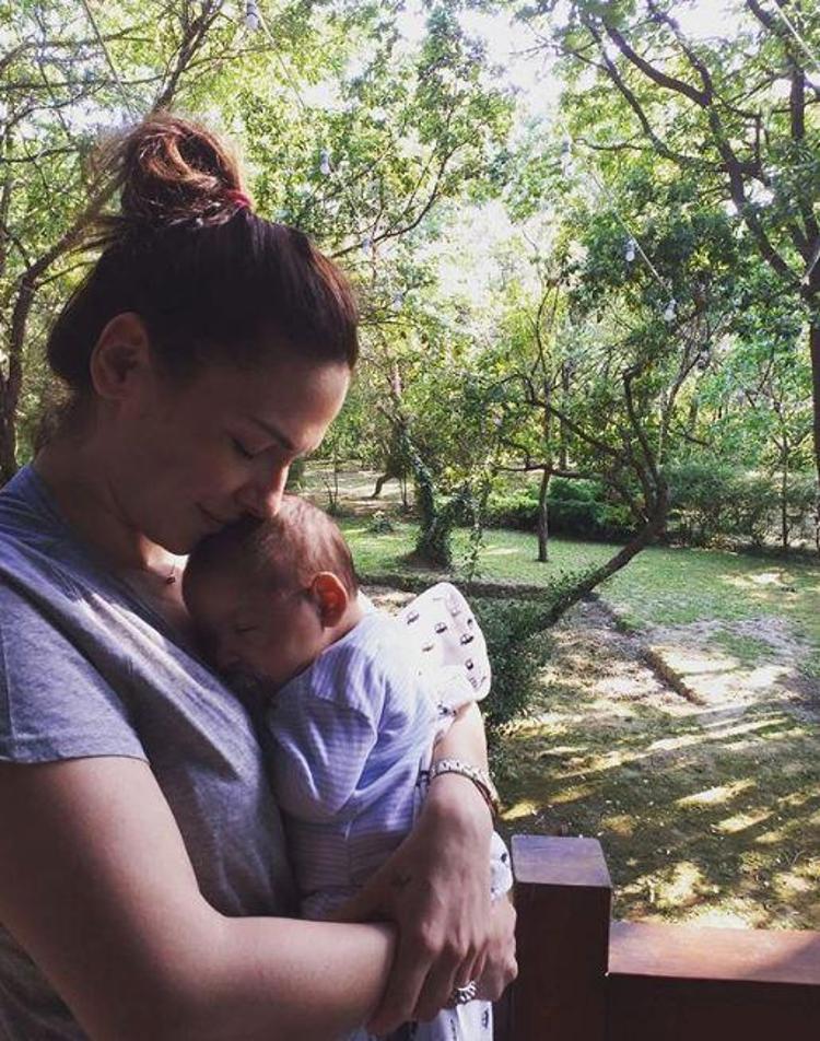 Sinem Uslu anneliğin tadını çıkarıyor - Magazin Haberleri