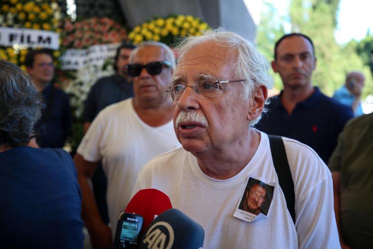 Senarist Umur Bugay son yolculuğuna uğurlandı - Son Dakika Magazin ...