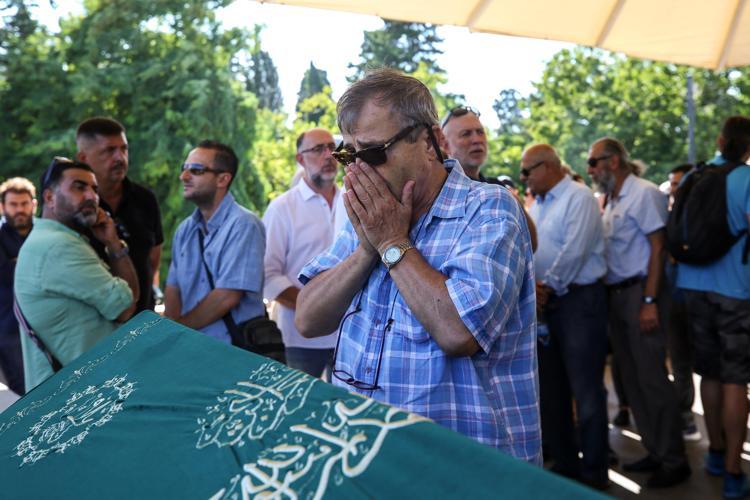 Senarist Umur Bugay son yolculuğuna uğurlandı - Son Dakika Magazin ...