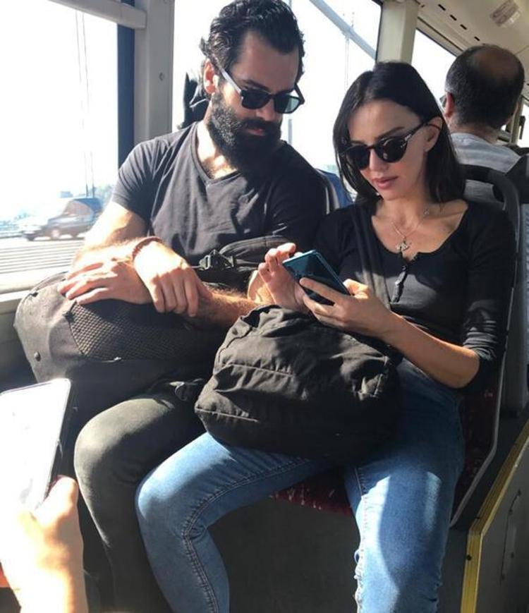 Hande Ataizi sevgilisi Dinç Aydoğdu ile halk otobüsünde görüntülendi ...