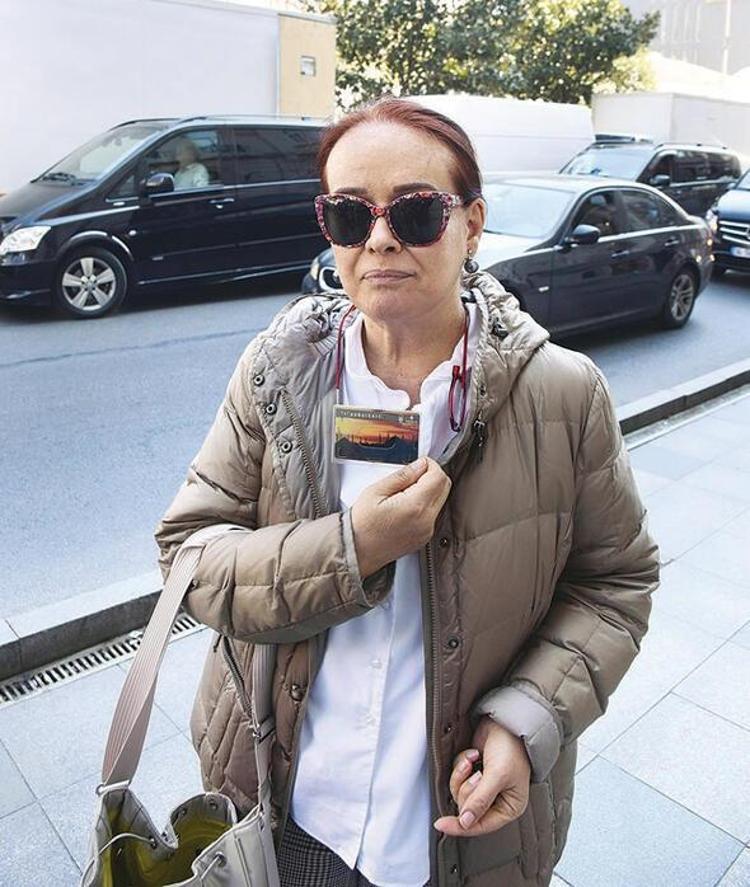 Hande Ataizi sevgilisi Dinç Aydoğdu ile halk otobüsünde görüntülendi ...