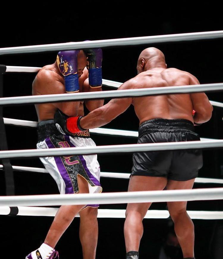 Mike Tyson 15 yıl sonra ringlere döndü, berabere kaldı