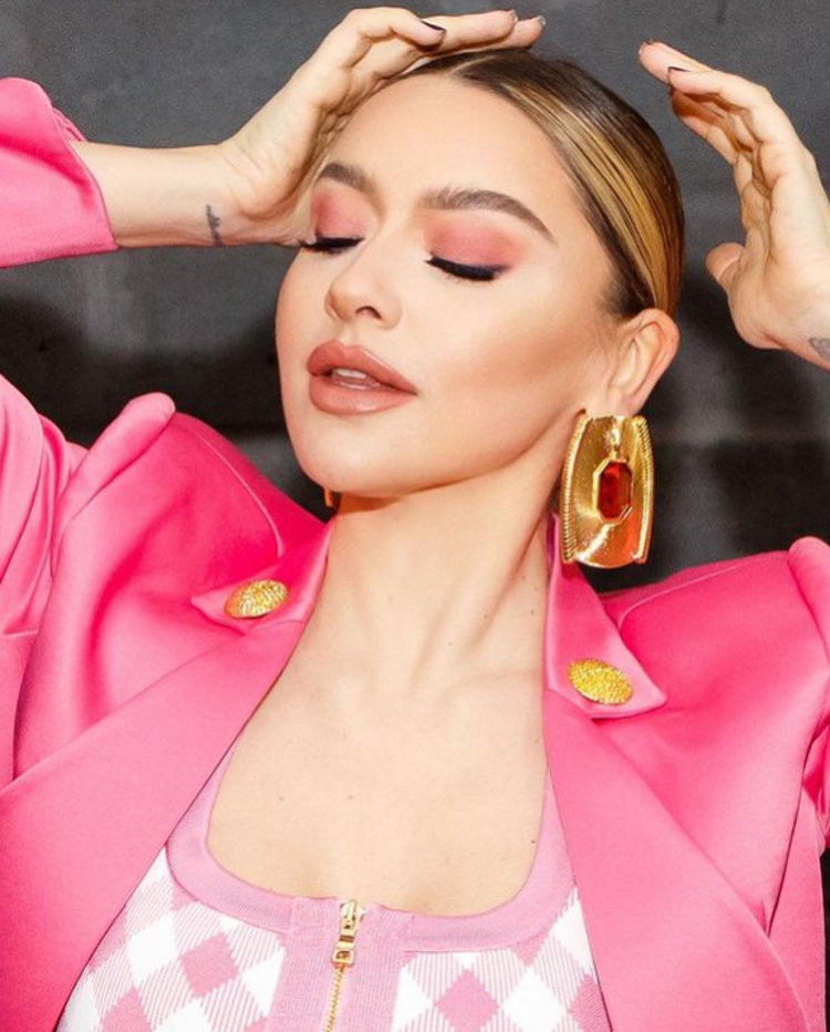 Hadise derin dekolteli bikinisiyle sosyal medyayı salladı - Magazin ...