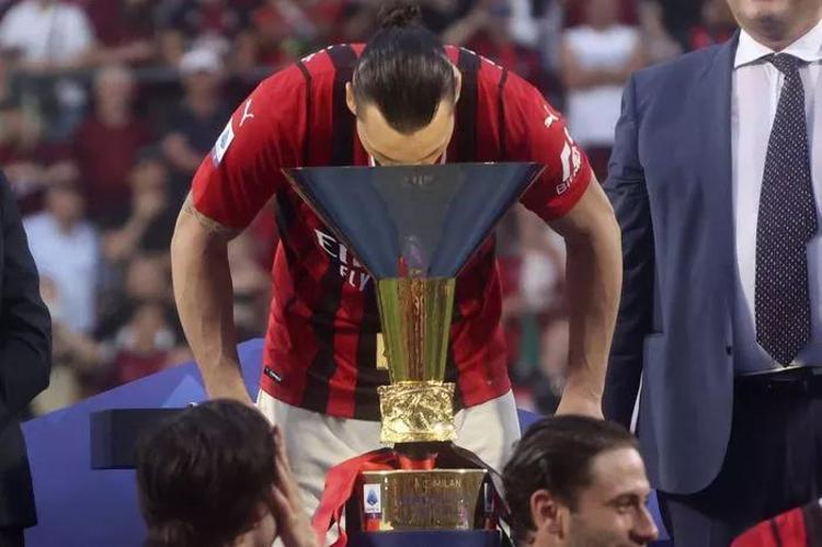 Milan'da Zlatan Ibrahimovic 11 yıl sonra gelen şampiyonluğu çılgınca ...