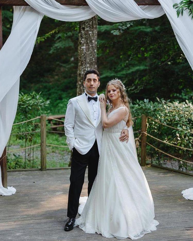 Ecem Uzun ile eşi Deniz Şeremetli dünyaevine girdi - Magazin Haberleri - Sayfa 1