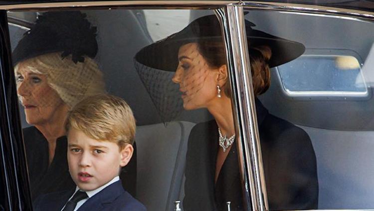 Kraliçe II. Elizabeth'in kolyesindeki sır!