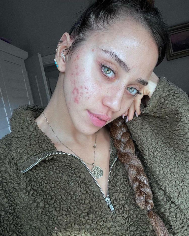 Zeynep Alkan önce makyajlı sonra da makyajsız fotoğrafını paylaştı ...