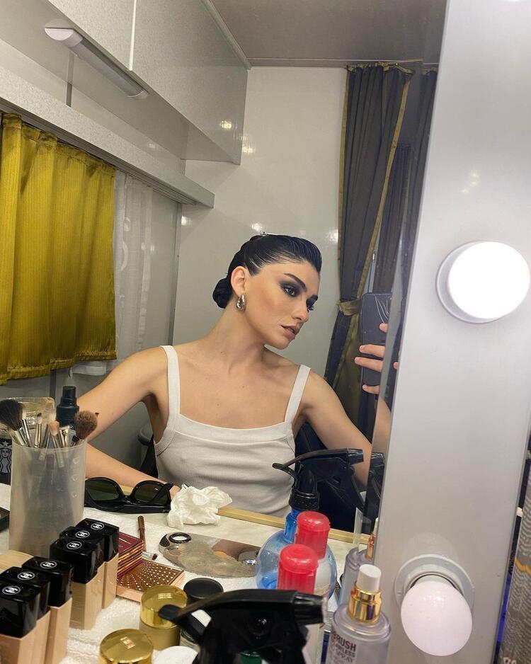 Hazar Ergüçlü mini elbisesiyle takipçilerini selamladı - Son Dakika ...