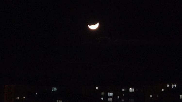 Hakkari'de görülen yarım ay, kartpostallık görüntüsüyle hayran bıraktı