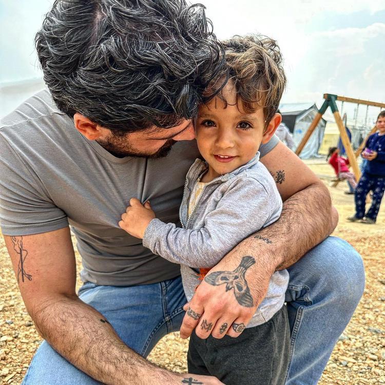 Michele Morrone depremzede çocuklar için alışverişe çıktı - Magazin ...