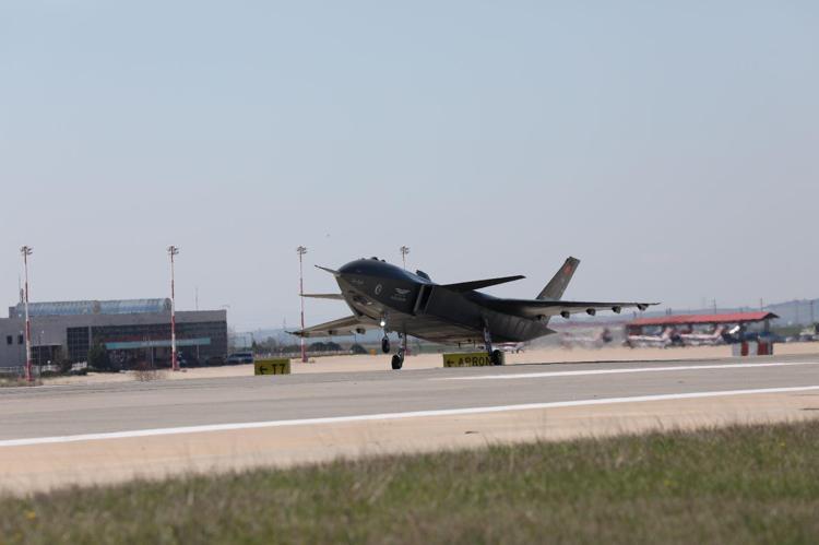 Kızılelma orta irtifa sistem tanımlama testini başarıyla tamamladı ...