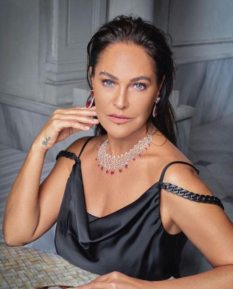 Hülya Avşar yeni tarzıyla büyüledi - Son Dakika Magazin Haberleri