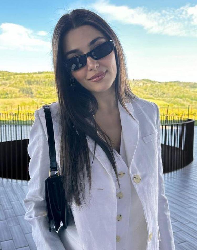 Hande Erçel'in ayakları olay oldu - Son Dakika Magazin Haberleri