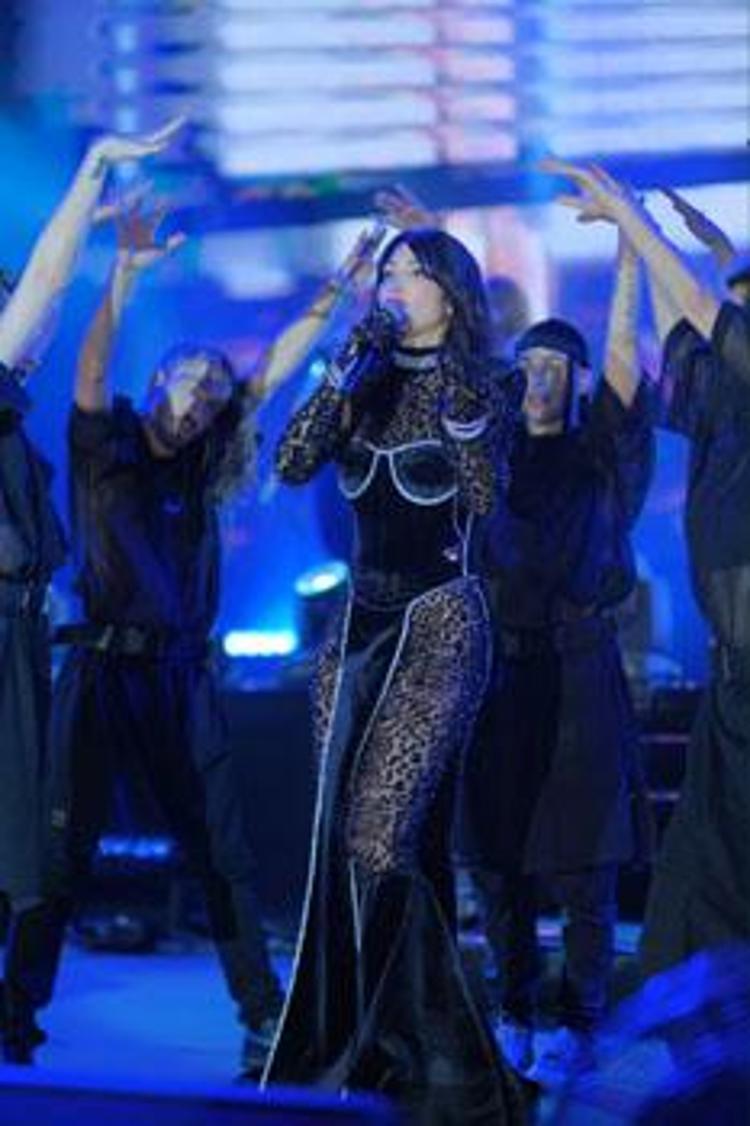 Hande Yener’den Kuruçeşme Açıkhava’da “Afrodizyak” etkisi - Son Dakika ...