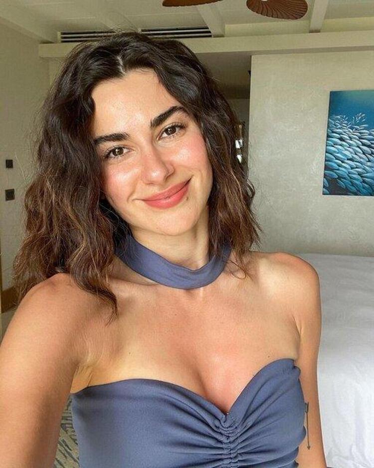 Nesrin Cavadzade cesur büstiyeriyle objektif karşısında - Magazin Haberleri