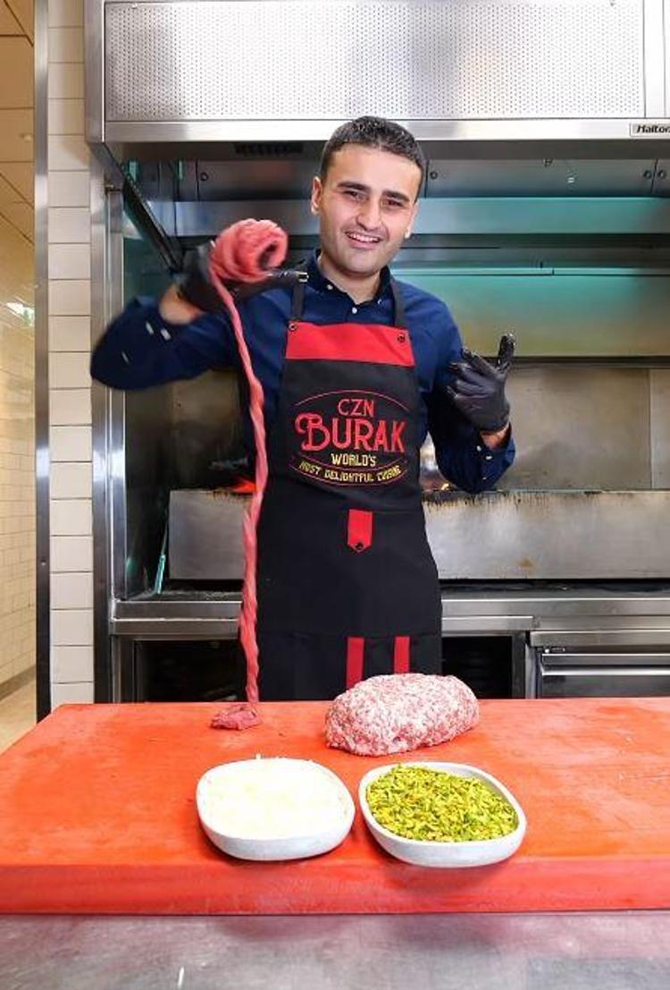 CZN Burak'ın artık yüzü gülmüyor! Paylaşımlarındaki detay dikkat çekti ...