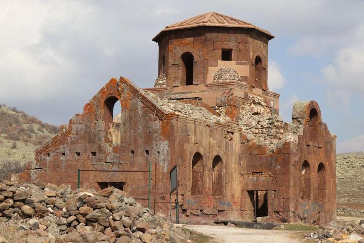 Kızıl Kilise bin 500 yıllık tarihi ile ziyaretçilerini cezbediyor ...