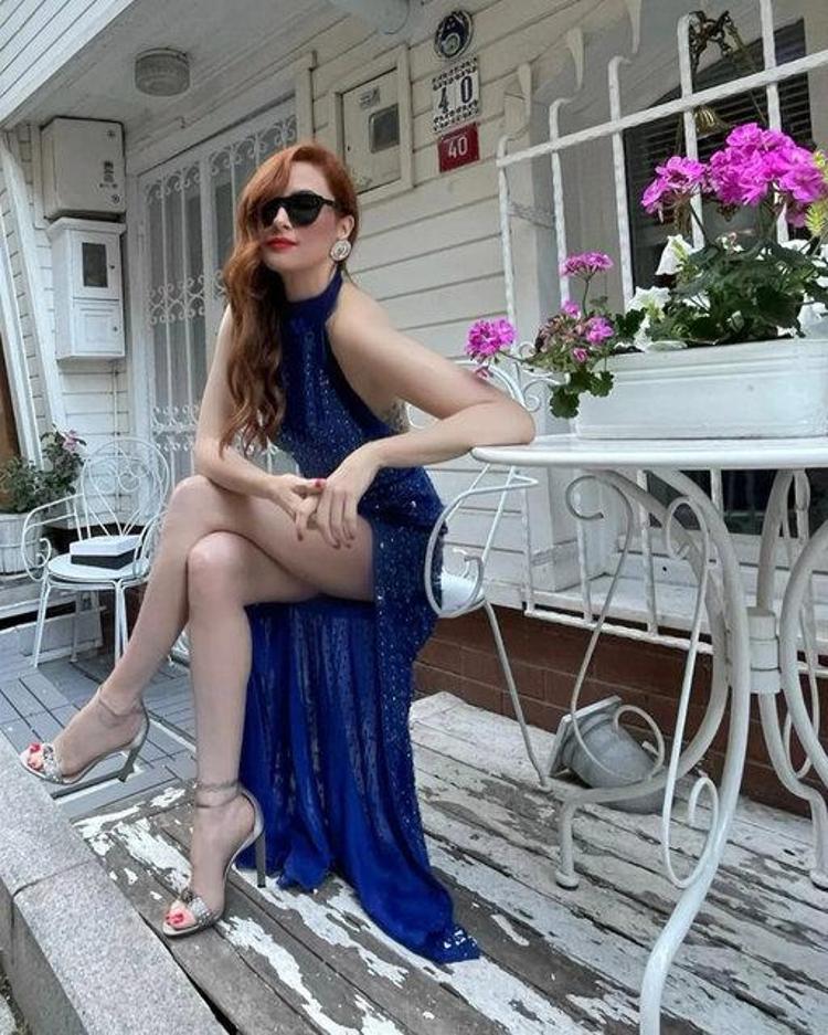 Mine Tugay Assos'ta kırmızı bikinisiyle boy gösterdi - Magazin Haberleri