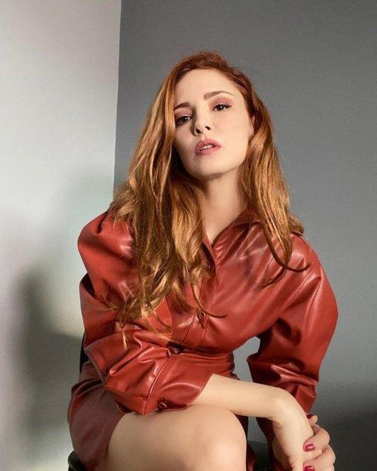 Mine Tugay Assos'ta kırmızı bikinisiyle boy gösterdi - Magazin Haberleri