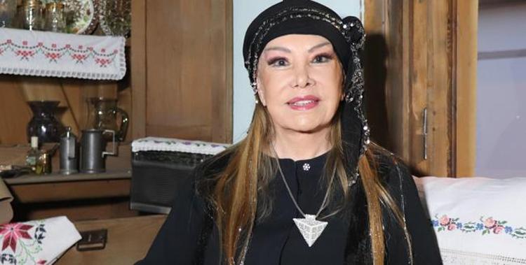 81 yaşında estetik olan Bedia Akartürk ameliyat sonrası ilk kez sahne ...