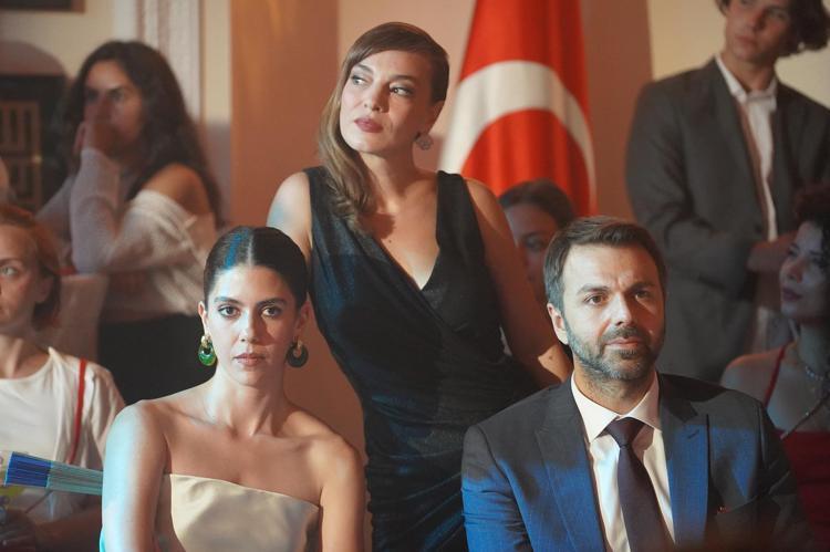 Ateş, Leyla'ya olan aşkını tüm dünyaya duyurdu! Ya Çok Seversen 7 ...