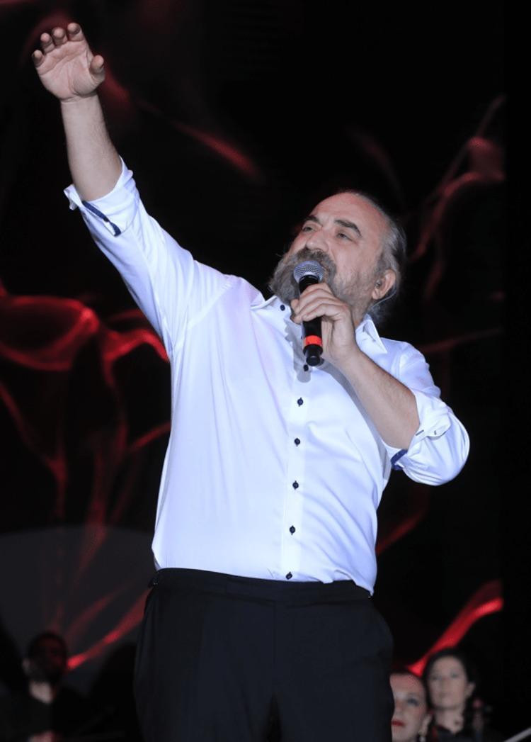 Volkan Konak eşi Selma Konak ile yeniden evlendi! Eşine verdiği sözü ...