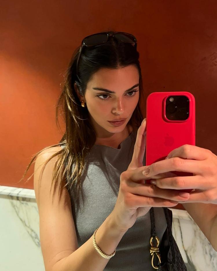 Kendall Jenner'ın minik bikinili ayna pozuna beğeniler yağmur oldu ...