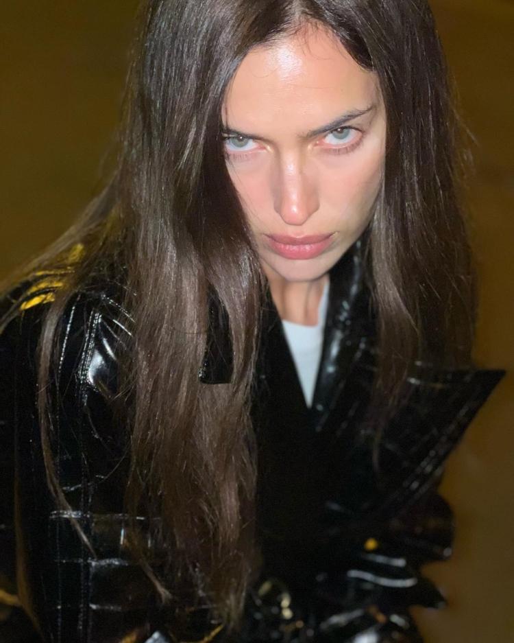 Kayalıklarda üstsüz poz vermişti! Rus model Irina Shayk bu defa ...