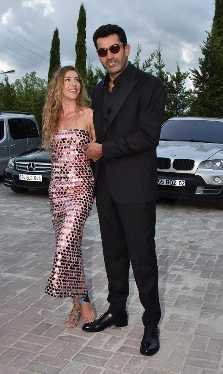 Sinem Kobal eşi Kenan İmirzalıoğlu'nun üstsüz spor pozunu paylaşınca ... Sinem Kobal eşi Kenan İmirzalıoğlu'nun üstsüz spor pozunu paylaşınca ...