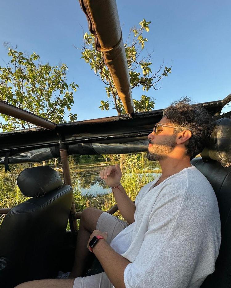 Şükrü Özyıldız sevgilisini uçurdu! Sri Lanka semalarında aşk başkadır ...