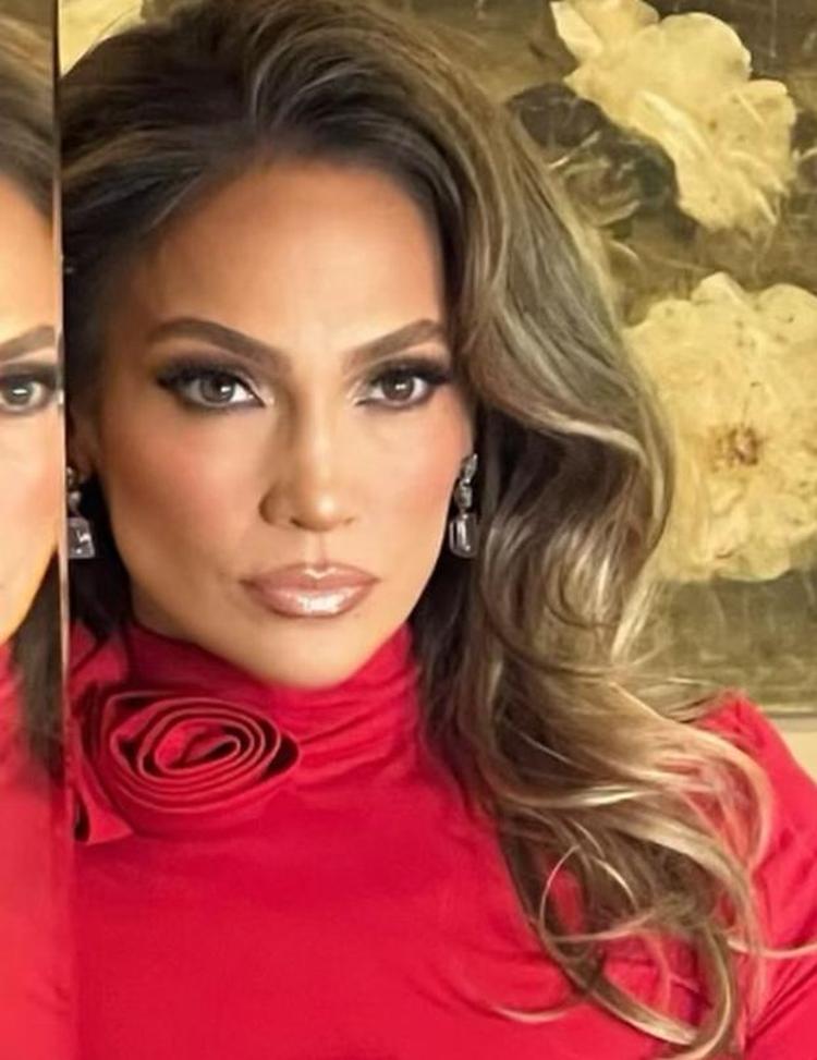 Jennifer Lopez'den yeni yıl partisi: Romantik elbisesiyle bütün ...