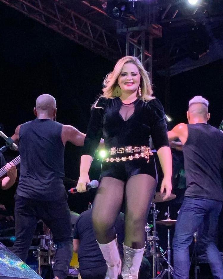 Yağlarını aldırmak isteyen Brezilya'lı şarkıcı Dani Li, ameliyat ...