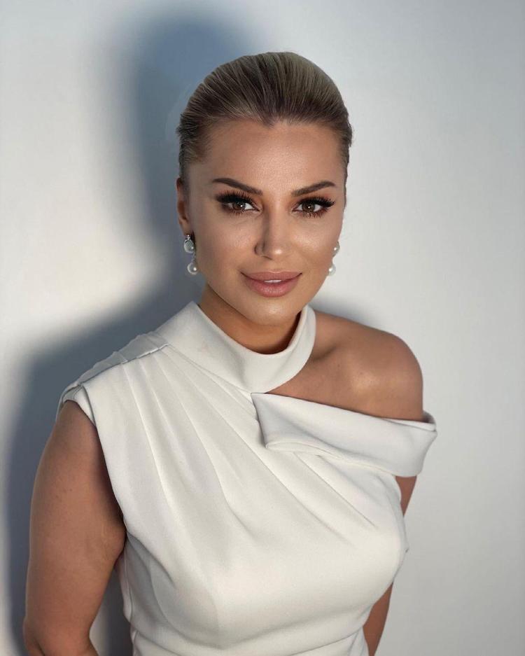 Kim der ki 50 yaşında! Son haliyle Hadise’ye benzetilen ünlü sunucu ...