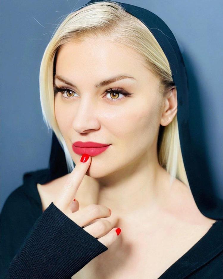 Kim der ki 50 yaşında! Son haliyle Hadise’ye benzetilen ünlü sunucu ...