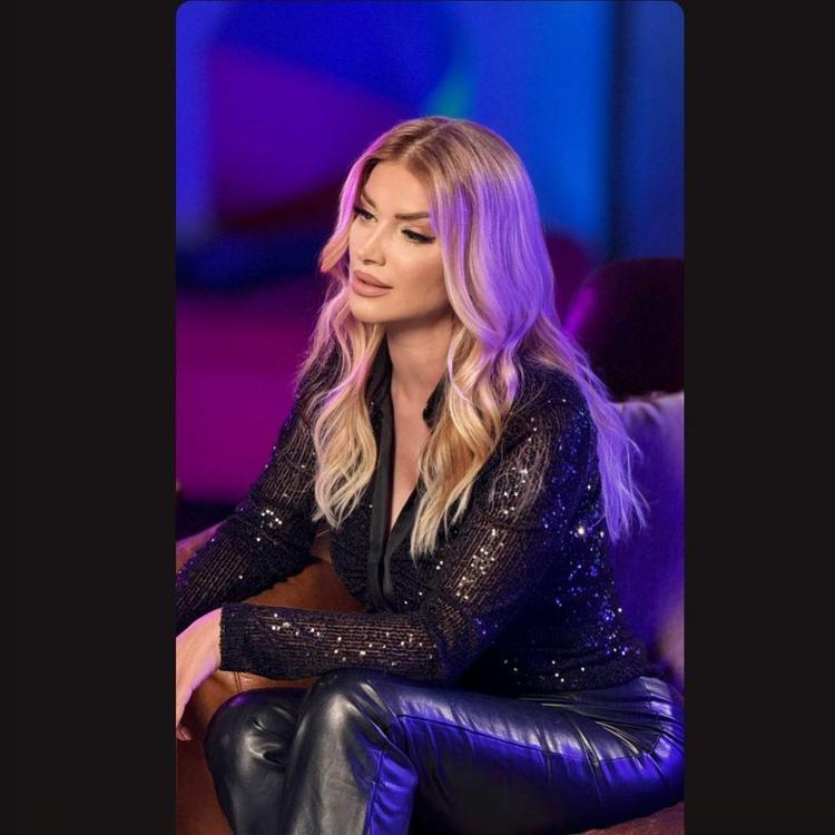 Kim der ki 50 yaşında! Son haliyle Hadise’ye benzetilen ünlü sunucu ...